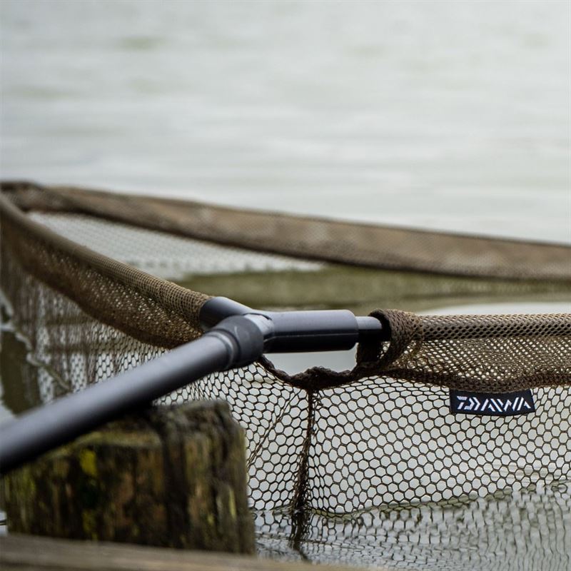 Daiwa Black Widow Landing Net – Carp Fishing Draws
